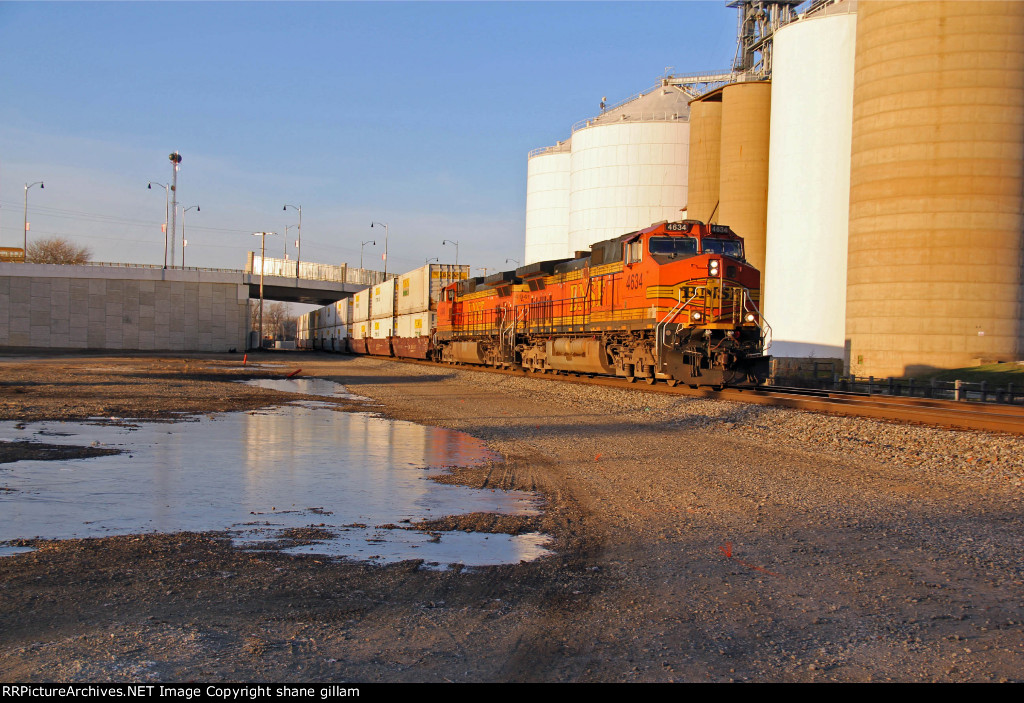 BNSF 4634 heads a EB stack train.